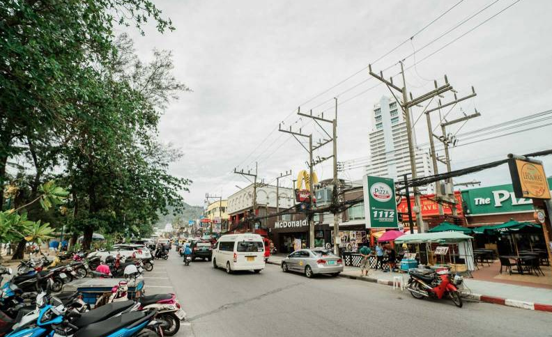 Patong Beach Road en 1980 … – Ici-Thailande